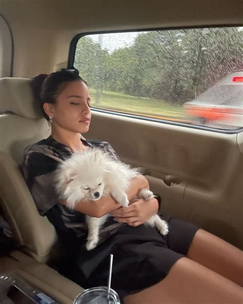 Emilia Mernes Le Compr Una Cartera Louis Vuitton A Su Perrita La