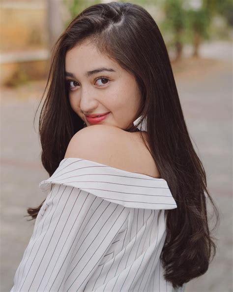 Ini Penampilan 10 Artis Identik Rambut Panjang Anggun Dan Menawan