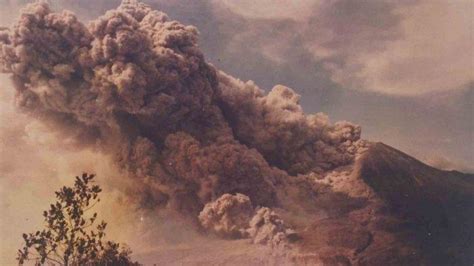 Letusan Gunung Merapi 22 November 1994 Lava Panas Mengarah Ke Lokasi