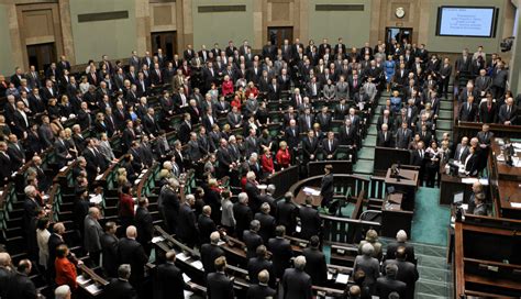 Sondaż CBOS Rośnie poparcie dla Nowej Prawicy Janusza Korwin Mikkego