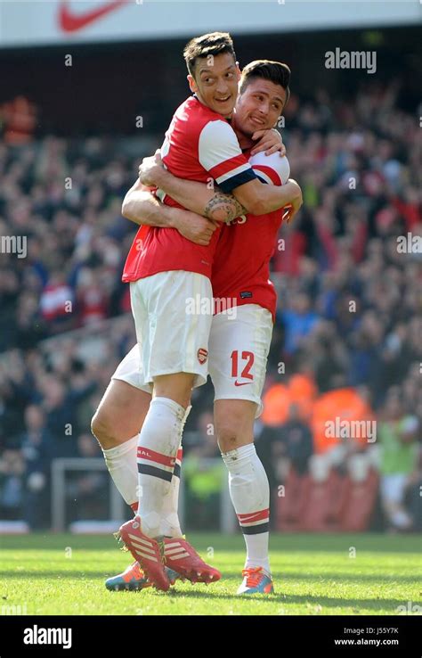 MESUT OZIL OLIVIER GIROUD ARSENAL FC V EVERTON FC EMIRATES STADIUM