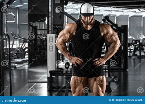 Homem Muscular Que Mostra Os M Sculos No Gym Exerc Cio Homem Forte Do