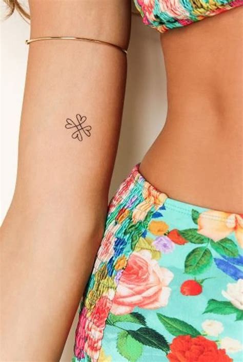 30 Diseños de tatuajes minimalistas para mujeres que amarás
