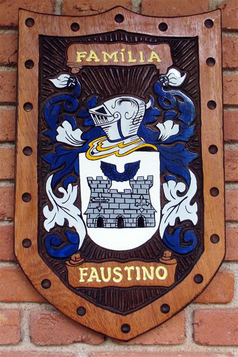 Brasão da família Faustino entalhado em Madeira Pica pau Entalhes