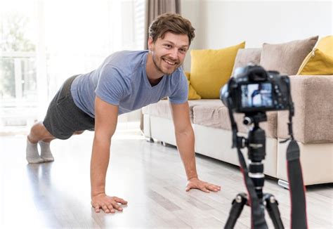 Hübsches männliches aufnahmetraining zu hause Premium Foto
