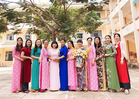 Tổng hợp những mẫu áo dài giáo viên thanh lịch duyên dáng