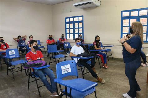 Aulas 100 presenciais 61 municípios e 217 mil estudantes do Amazonas