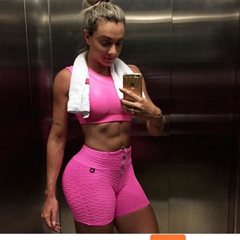 Juju Salimeni posa sexy de biquíni fio dental