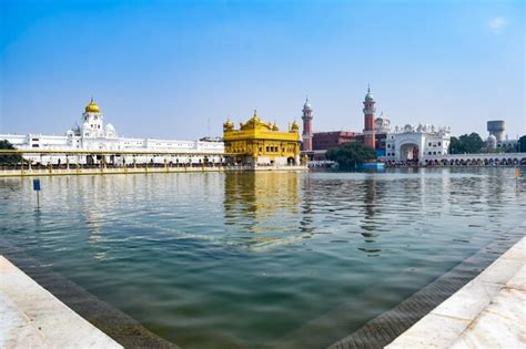 Uma Bela Vista Do Templo De Ouro Harmandir Sahib Em Amritsar Punjab