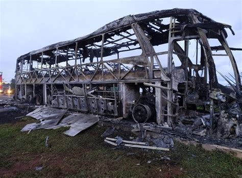 Ônibus de viagem pega fogo em BR 163 e passageiros saem sem nenhum