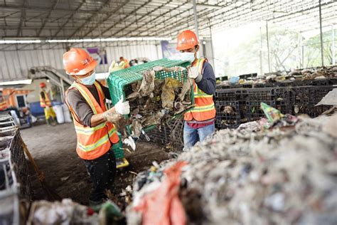 Tekan Pemakaian Batu Bara PLN Grup Gunakan Biomassa Pada 40 PLTU