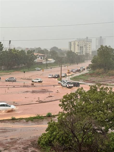 VÍDEO Chuva forte causa transtornos e alagamentos em Palmas nesta