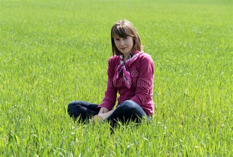 Jeune Femme S Asseyant Sur L Herbe Photo Stock Image Du Adulte