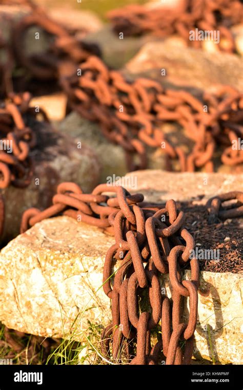 Algunos Oxidados Y Corro Dos Cadenas Viejos Abandonados Y Dejados En