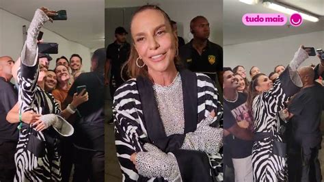 Ivete Sangalo posa fãs e fala da emoção ao deixar o show no