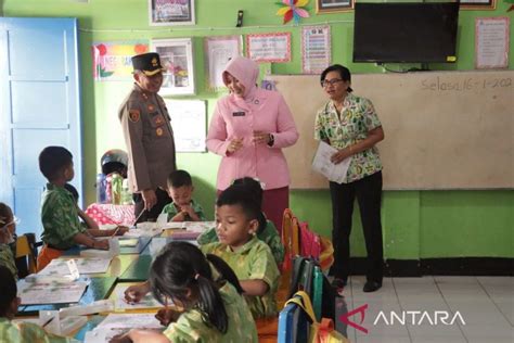 Kapolres Klungkung Dan Ketua Bhayangkari Kunjungi TK Kemala ANTARA