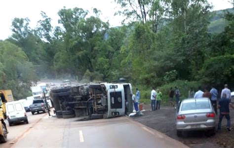 Carreta Tomba E Fecha Pista Da BR 040 Fato Real