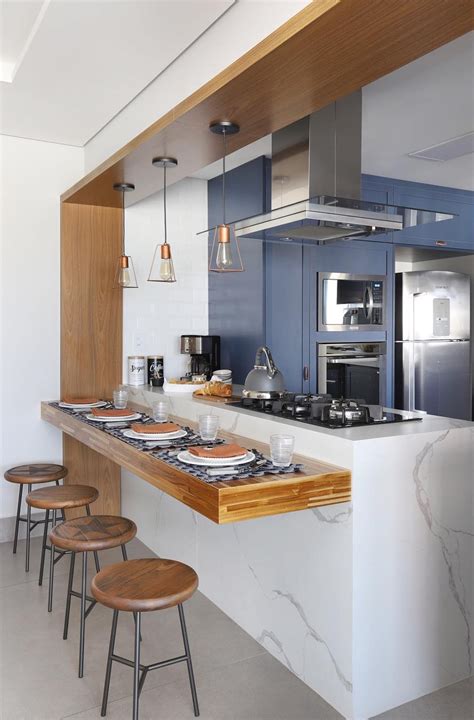 Cozinha americana provençal azul e branca madeira teca e azulejos