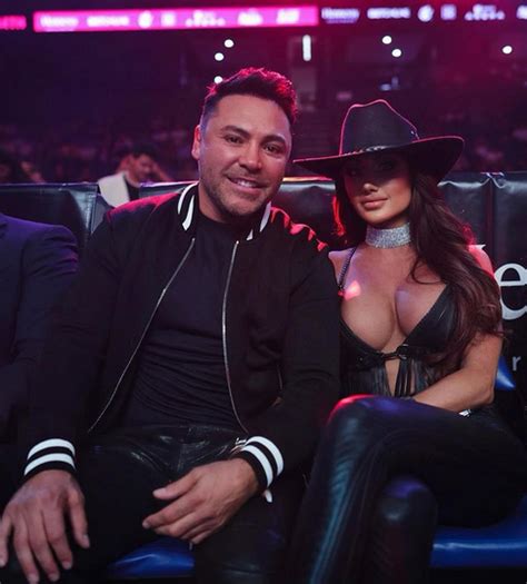 El boxeador Óscar De La Hoya se desnuda para promocionar su reality