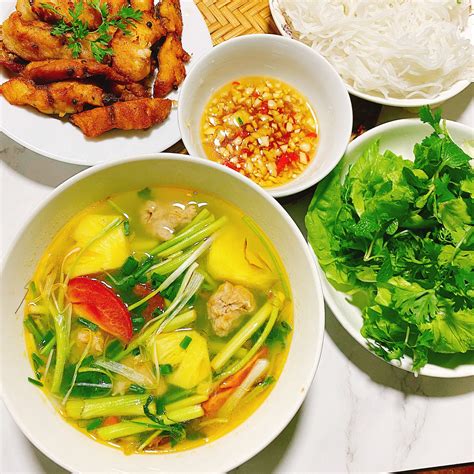 Sinh viên 2K2 Hà Nội trổ tài làm những mâm cơm mùa hè cho cả nhà ai