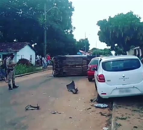 Carro Tomba Ap S Motorista Perder O Controle E Bater Em Dois Ve Culos