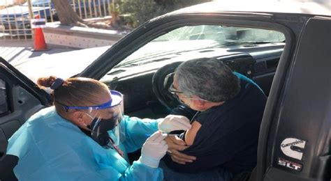Más de 10 mil chihuahuenses se vacunaron desde su auto