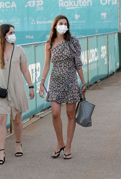 AMO el vestido asimétrico de Sandra Gago con sandalias tanga
