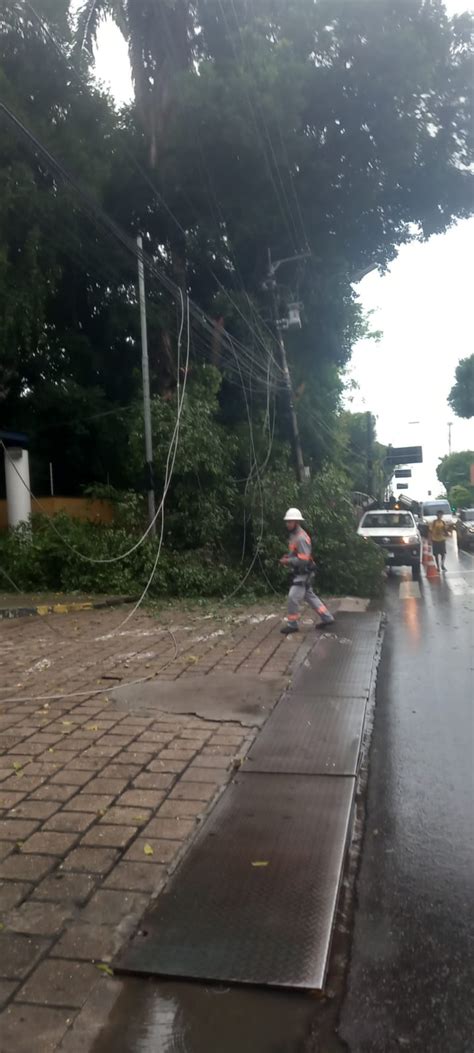 Forte Chuva Em Manaus Causa Deslizamentos Ruas Alagadas E Queda De