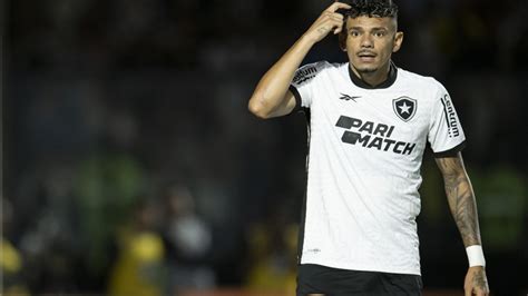 Tiquinho Soares Recebe Amarelo E Desfalca O Botafogo Contra O Gr Mio