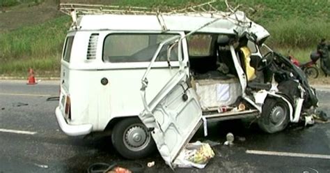 G1 Acidente entre Kombi e caminhão deixa 2 mortos na BR 262 no ES