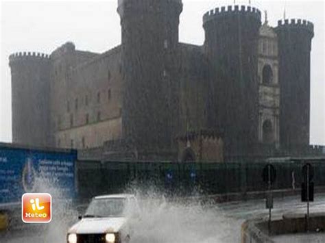 Meteo Napoli Oggi Pioggia E Schiarite Domenica 3 Poco Nuvoloso