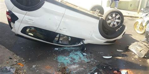 Motorista fica ferido em São Carlos SP após capotar o carro no Centro
