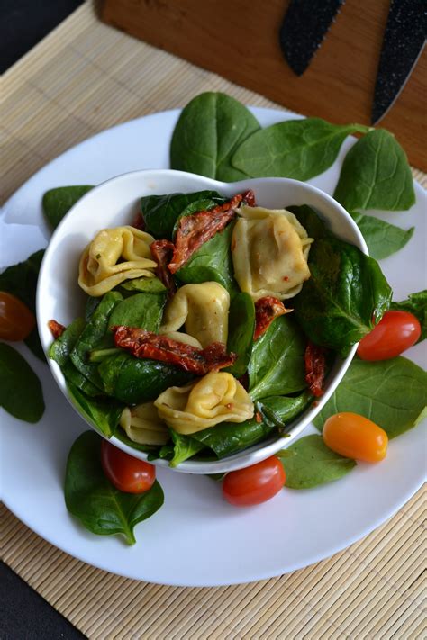 Sałatka z tortellini i suszonymi pomidorami DoGarow pl
