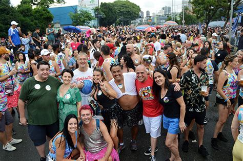 Claudia Leitte arrasta multidão pela Paulo Faccini na passagem da Banda