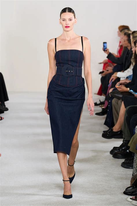 Cómo llevar vestidos vaqueros en tendencia para verano 2023 Vogue