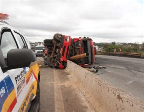 Carreta carvão tomba carga se espalha e interdita Anel Rodoviário