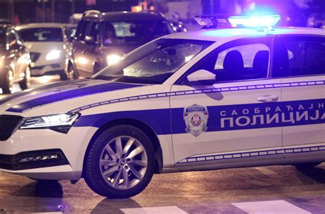 Sudarili Se Leper I Kamion Delovi Rasuti Po Putu Zastoj Na Auto Putu