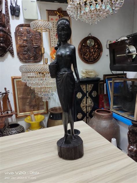 Patung Kayu Wanita Bawa Bakul Kuno Jadul Antik On Carousell