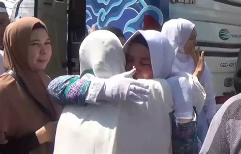 Isak Tangis Iringi Keberangkatan Jemaah Haji Asal Sumedang