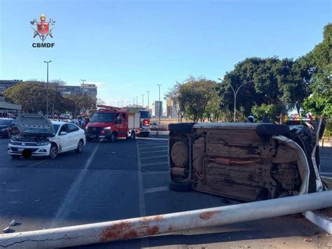 Batida entre carros provoca queda de poste na área central do DF