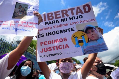 Familiares de detenidos en el régimen de excepción en El Salvador