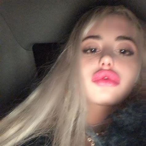 A Imagem Pode Conter 1 Pessoa Selfie E Close Up Long Hair Styles