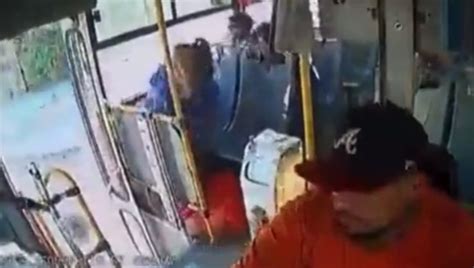 VIDEO Conductor de un bus se quedó dormido y arrolló a un peatón