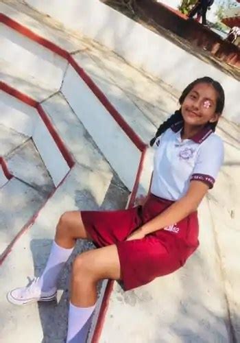 Bella Colegiala Le Gusta Mostrarnos Su Cuerpito