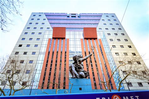 5 Edificios Que Capturan El Lado Divertido De La Arquitectura Posmoderna
