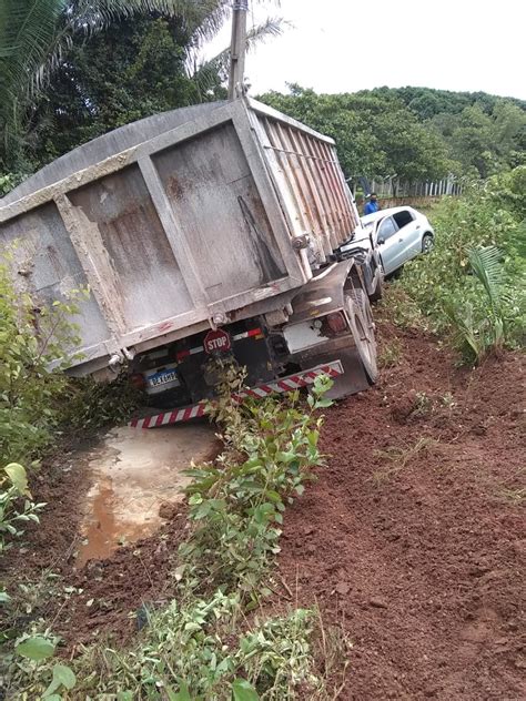 Professora morre e filho fica ferido após caminhão desviar de buraco e
