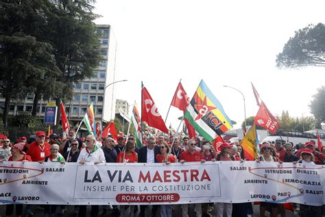 Cgil In Migliaia In Piazza A Roma Landini Teniamo In Piedi Il Paese