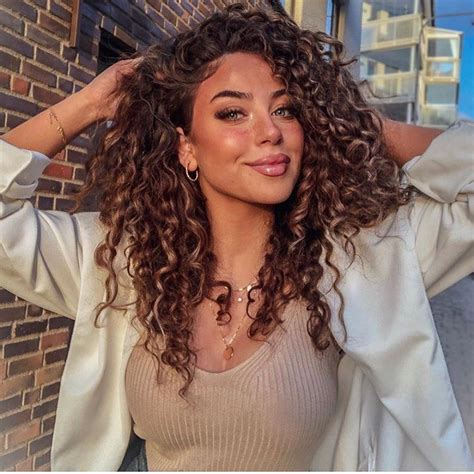 10 Trendy Curly Hairstyles For Girls In 2020 Dyedhair Dyedhairaesthetic