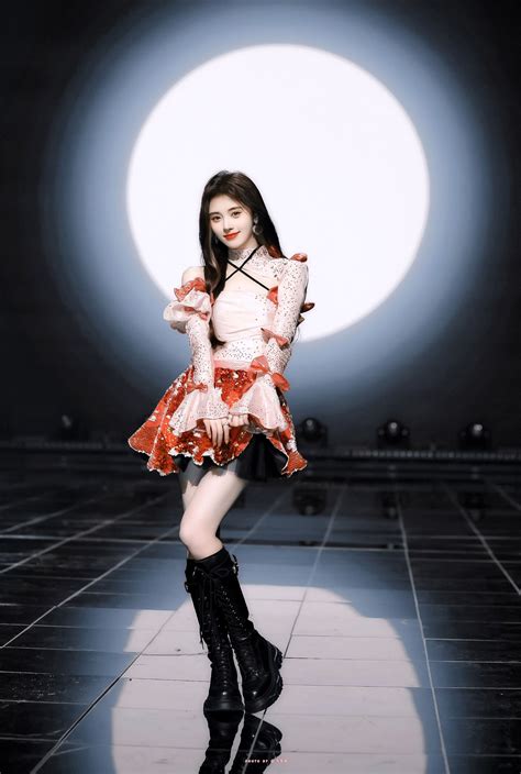 鞠婧祎女王大人的足奴 on Twitter 刚跳完舞的小鞠走下舞台更换衣服鞋子却不知为何无法脱下 哎又要废一双鞋小鞠叹了口气