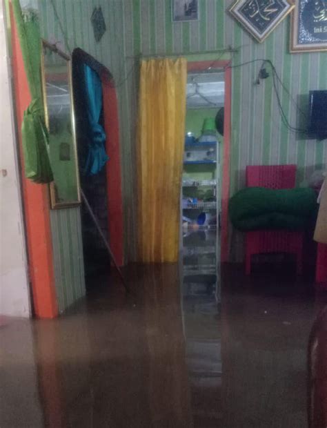 Hujan Deras Yang Terus Mengguyur Bandar Lampung Mengakibatkan Banjir Di